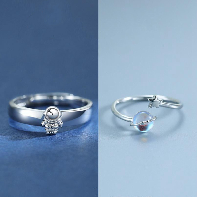Happy Planet Couple's Ring A Pair of Female and Male Astronauts Niche ...