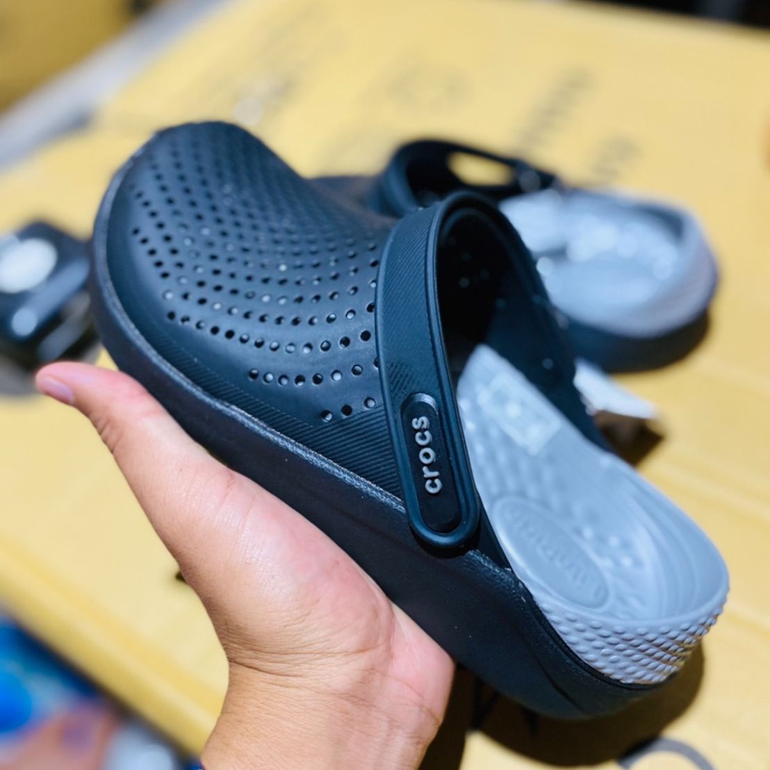 รองเท้า Crocs Lite Ride ผลิตจากยางอย่างดีนิ่มเบาไม่ลื่นใส่สะอาดเท้า ...