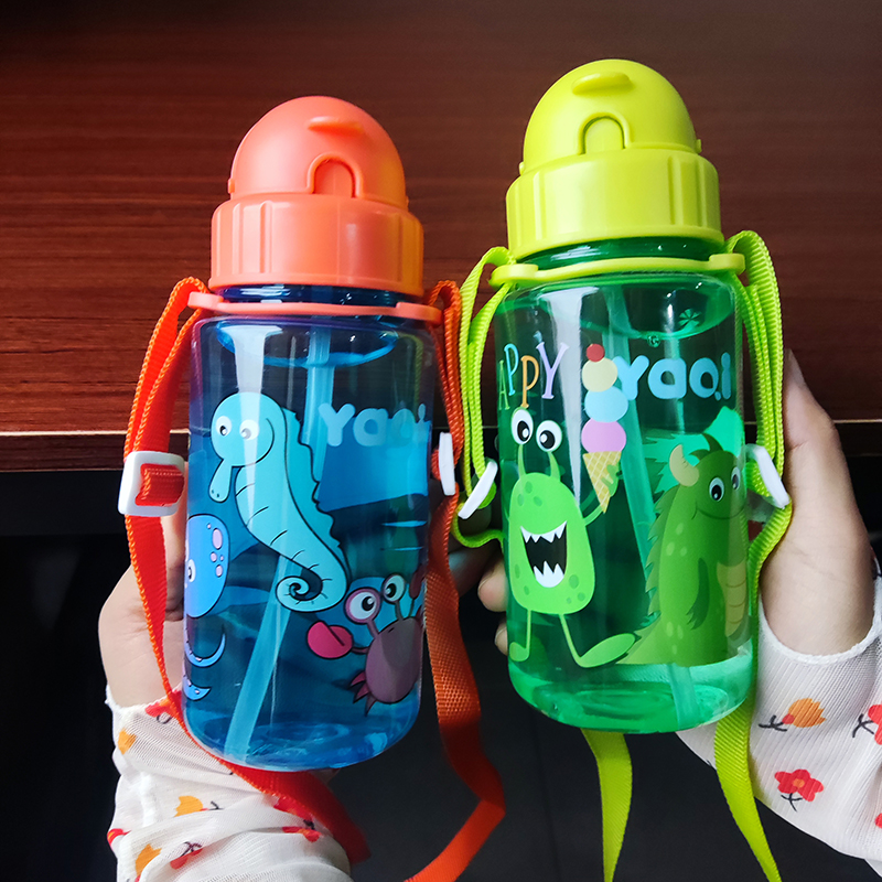 ขวดน้ำเด็กอนุบาล กระติกน้ำเด็ก กระบอกน้ำเด็ก พร้อมหลอดดูด และสายคล้องคอ 400ml - SunnyLife - ThaiPick