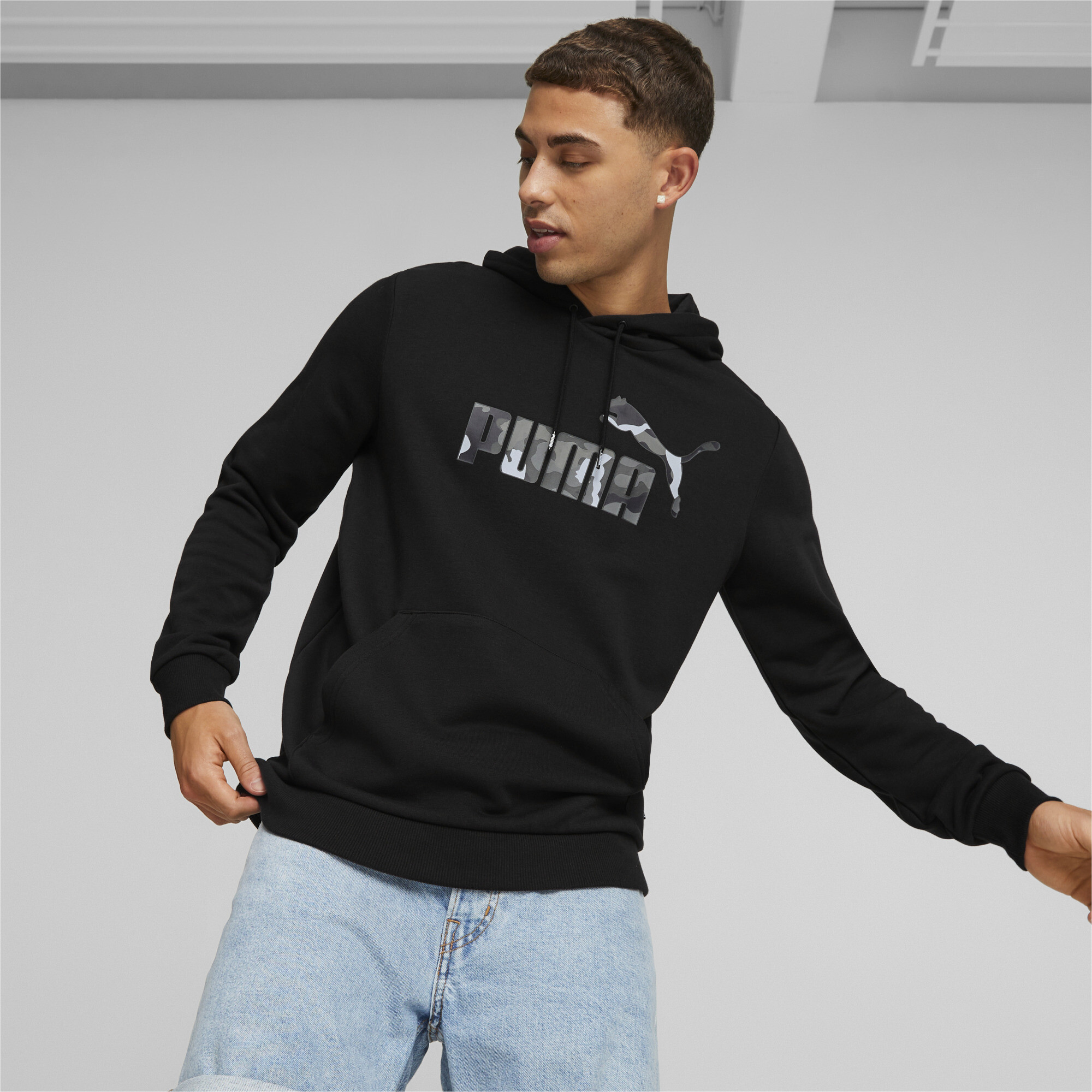 PUMA BASICS - เสื้อยืดกราฟิกผู้ชายมีฮู้ด ESS CAMO สีดำ - APP - 67594701 ...