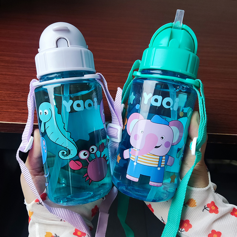 ขวดน้ำเด็กอนุบาล กระติกน้ำเด็ก กระบอกน้ำเด็ก พร้อมหลอดดูด และสายคล้องคอ 400ml - SunnyLife - ThaiPick