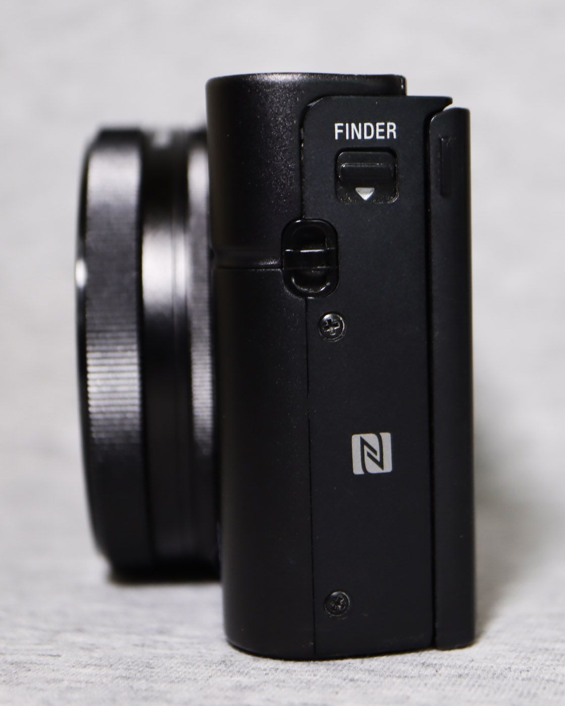 Sony RX100 III M3 ไม่ว่าจะเป็นเลนส์ที่สว่างและกว้างกว่า ช่องมองภาพ OLED ...