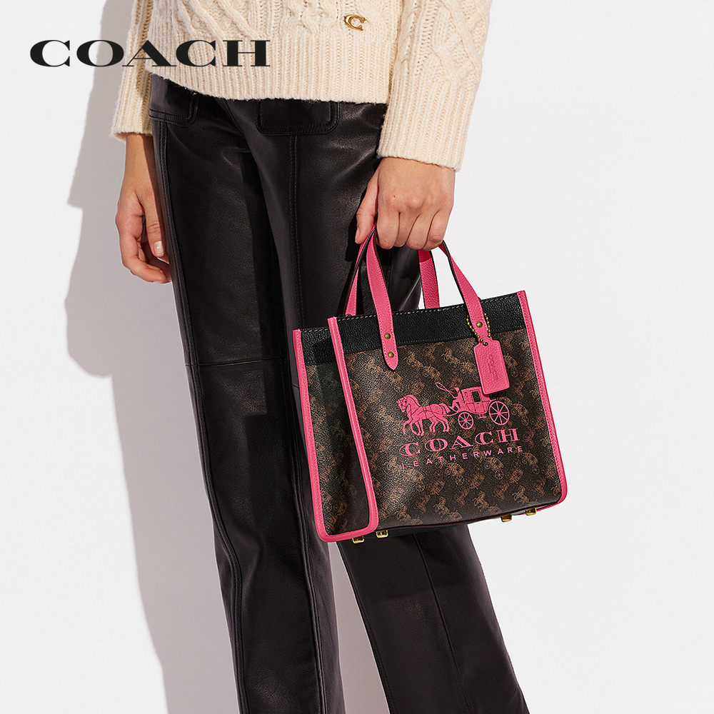 COACH กระเป๋าทรงสี่เหลี่ยมผู้หญิง รุ่น FIELD TOTE 22 WITH HORSE AND CARRIAGE PRINT AND CARRIAGE ...