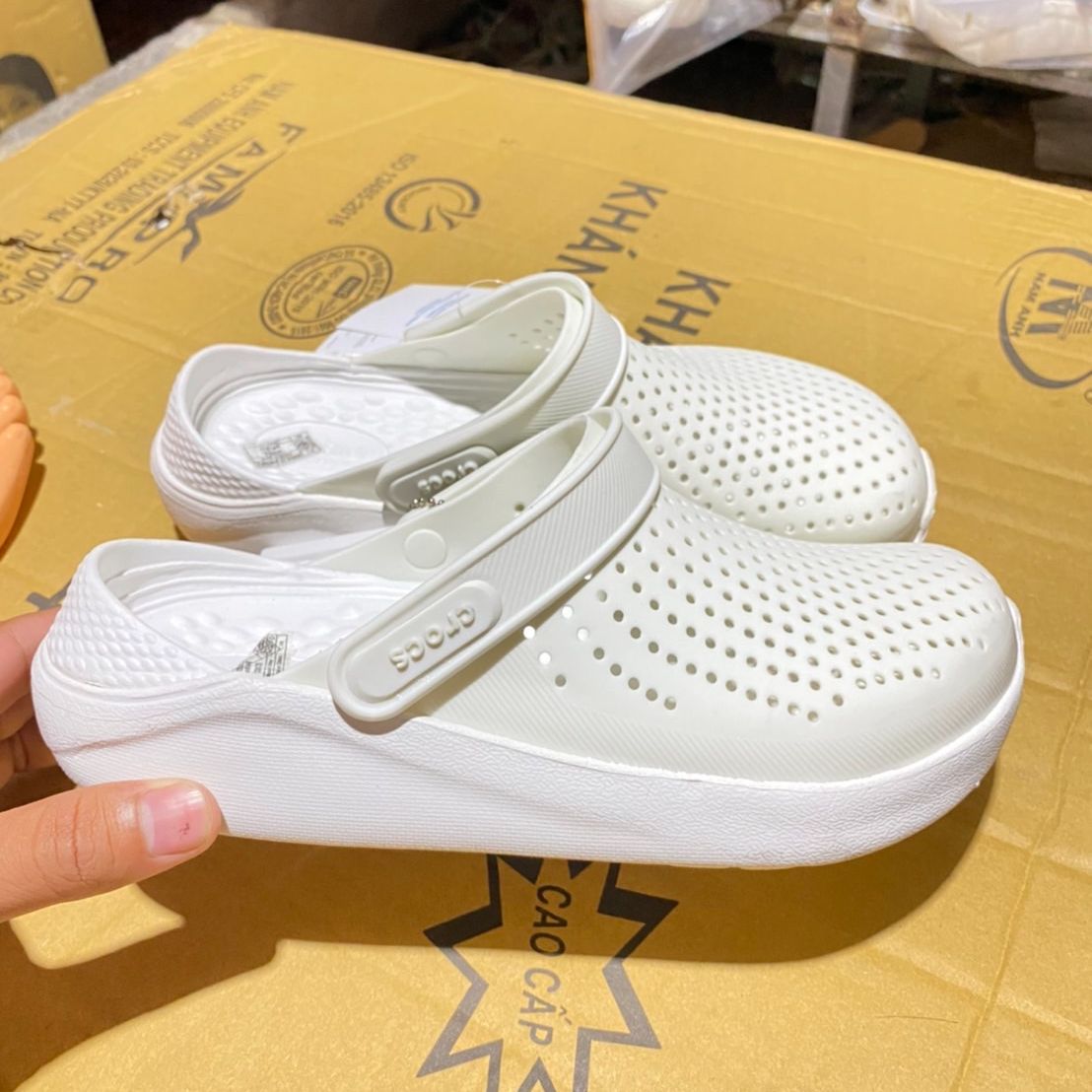 รองเท้า Crocs Lite Ride ผลิตจากยางอย่างดีนิ่มเบาไม่ลื่นใส่สะอาดเท้า ...