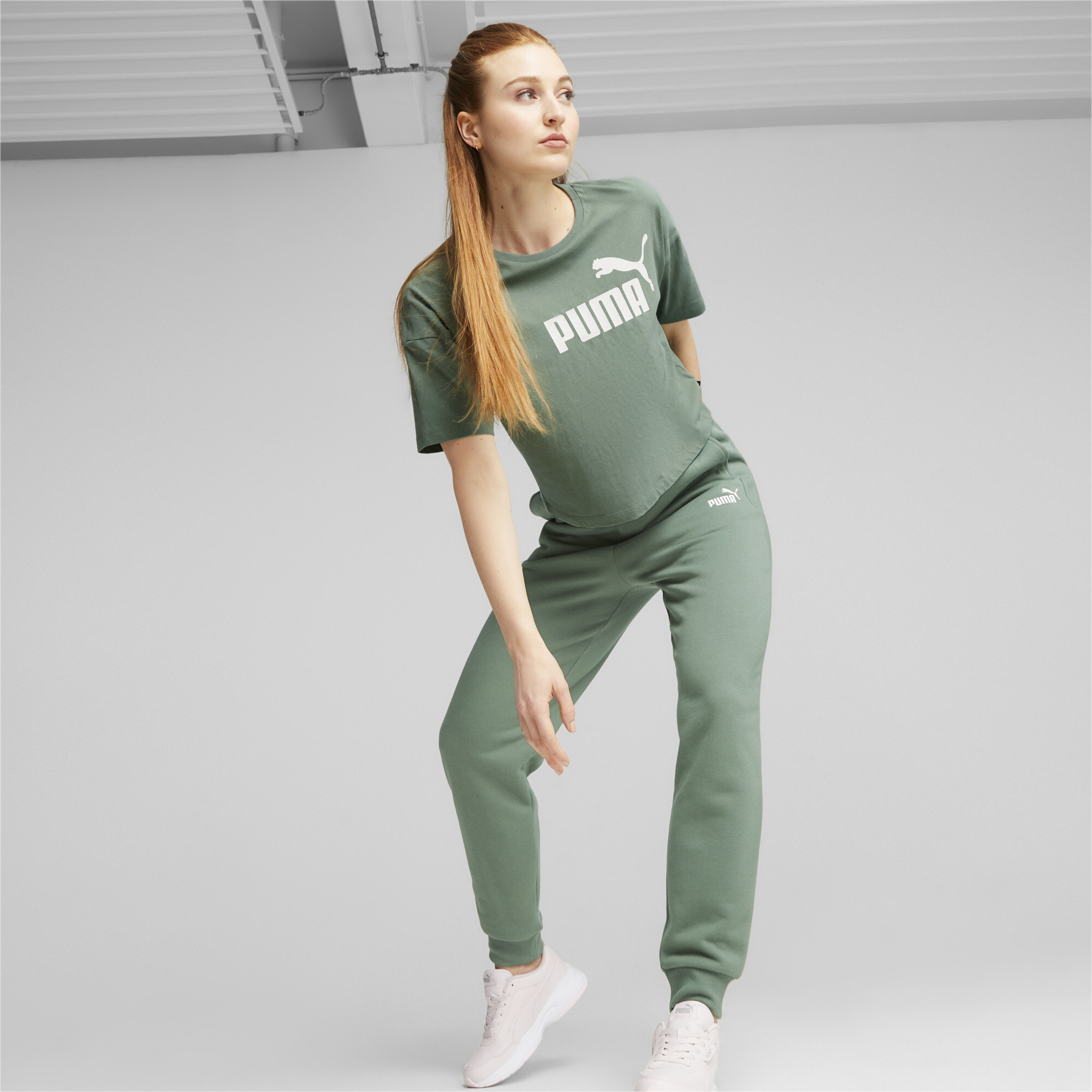 PUMA BASICS - เสื้อยืดผู้หญิง Essentials Logo Cropped สีเขียว - APP ...