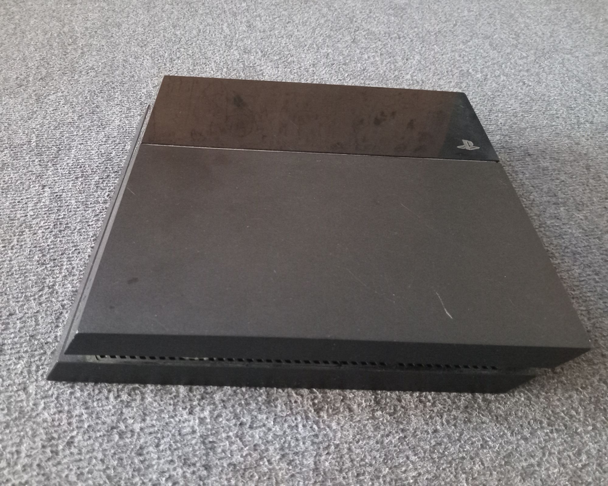 Ps4 fat 500gb used with 4 cds , power cable, hdmi cable and one ...