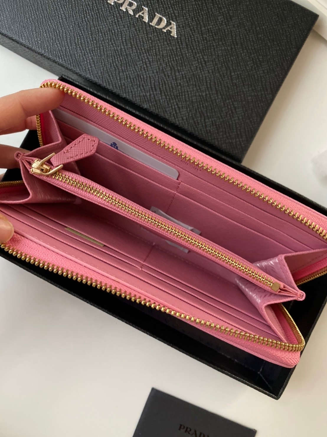 หนังแท้ Prada Long Wallet / Prada Wallet รุ่นที่รอคอย เข้าแล้วค้า กับ ...