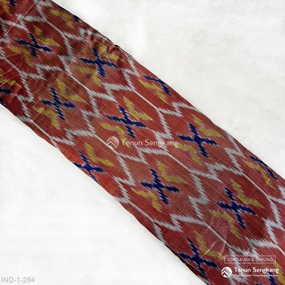 Kain Tenun Ikat Sutra Bugis Makassar Marun - Tenun Sengkang IND-1-294 ...