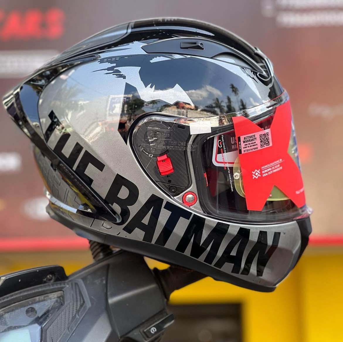 Axor Street - The Batman (Limited Edition) Full Face Motorcycle Helmet ...