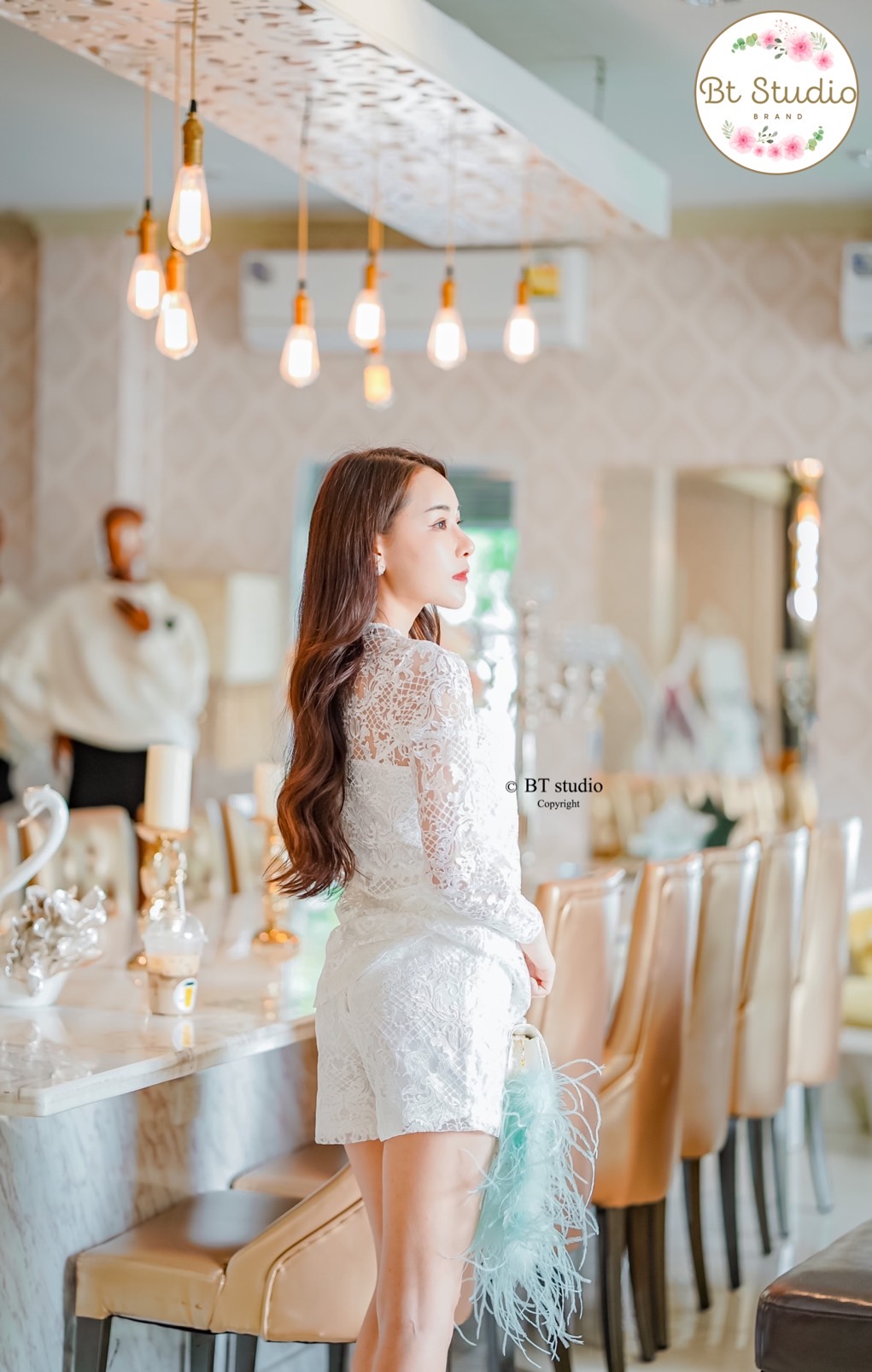 งานป้าย BT-Studio Set 3ชิ้น เสื้อแขนยาวลูกไม้สีขาวคอกลม มาพร้อมซับในแมทซ์กับกางเกงขาสั้นมีซับใน ...