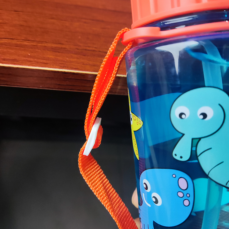 ขวดน้ำเด็กอนุบาล กระติกน้ำเด็ก กระบอกน้ำเด็ก พร้อมหลอดดูด และสายคล้องคอ 400ml - SunnyLife - ThaiPick