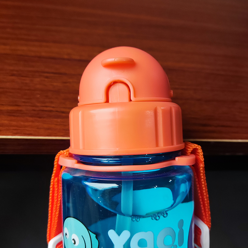 ขวดน้ำเด็กอนุบาล กระติกน้ำเด็ก กระบอกน้ำเด็ก พร้อมหลอดดูด และสายคล้องคอ 400ml - SunnyLife - ThaiPick