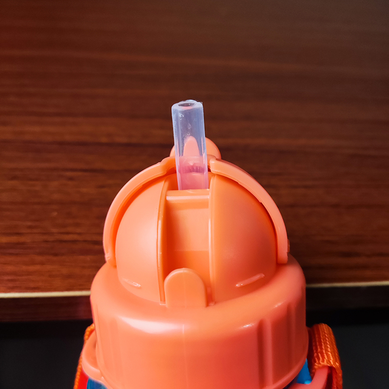 ขวดน้ำเด็กอนุบาล กระติกน้ำเด็ก กระบอกน้ำเด็ก พร้อมหลอดดูด และสายคล้องคอ 400ml - SunnyLife - ThaiPick