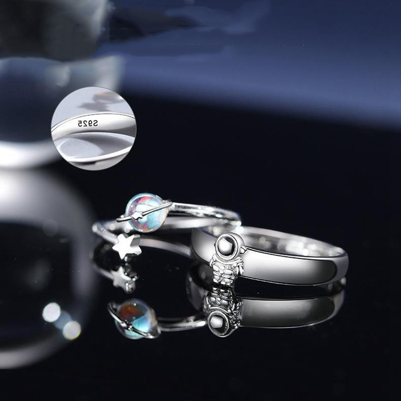 Happy Planet Couple's Ring A Pair of Female and Male Astronauts Niche ...