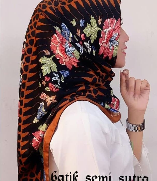 Hijab jilbab kerudung segi empat motif batik semi Sutra/HIJAB | Lazada ...