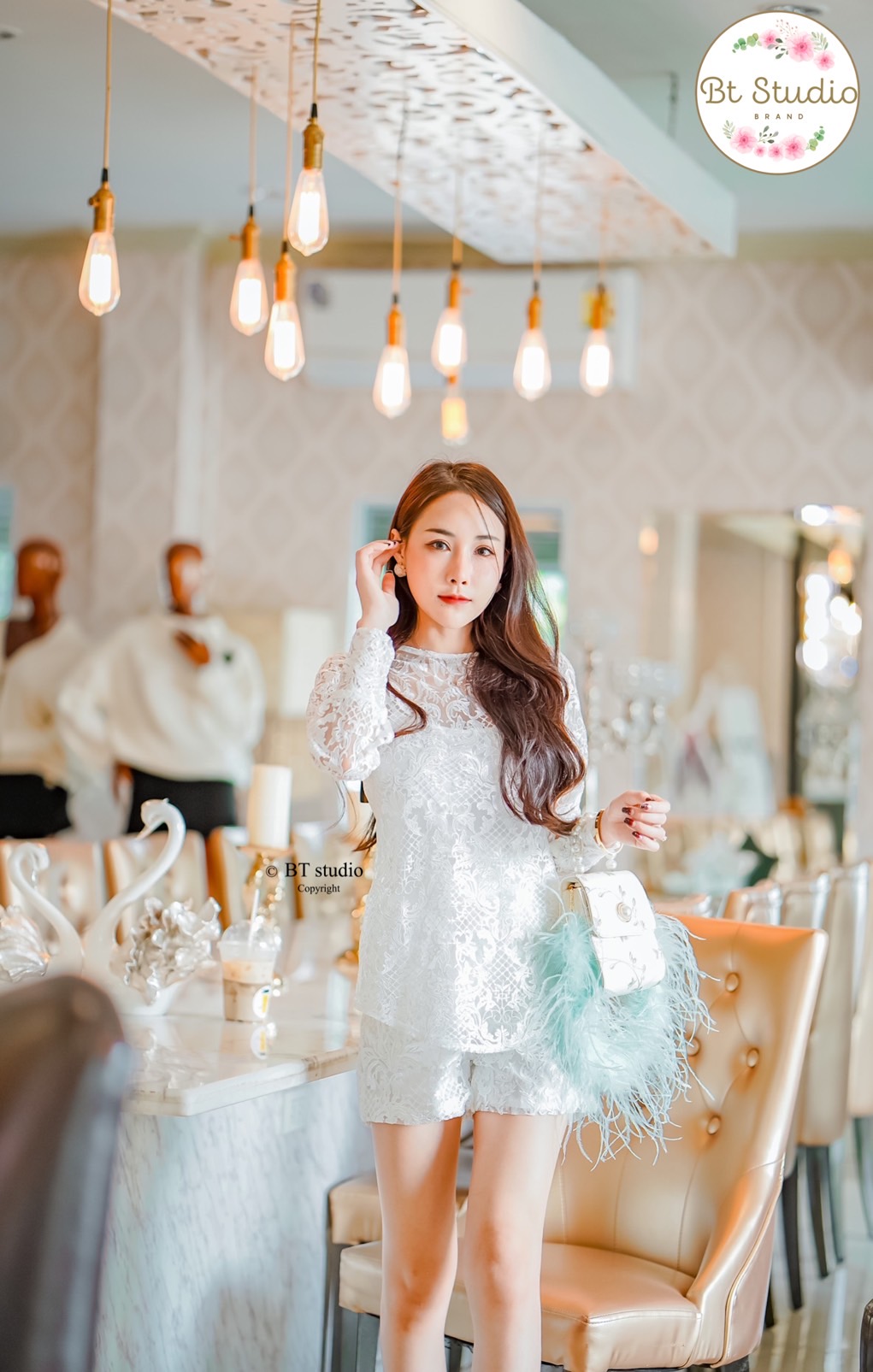 งานป้าย BT-Studio Set 3ชิ้น เสื้อแขนยาวลูกไม้สีขาวคอกลม มาพร้อมซับในแมทซ์กับกางเกงขาสั้นมีซับใน ...