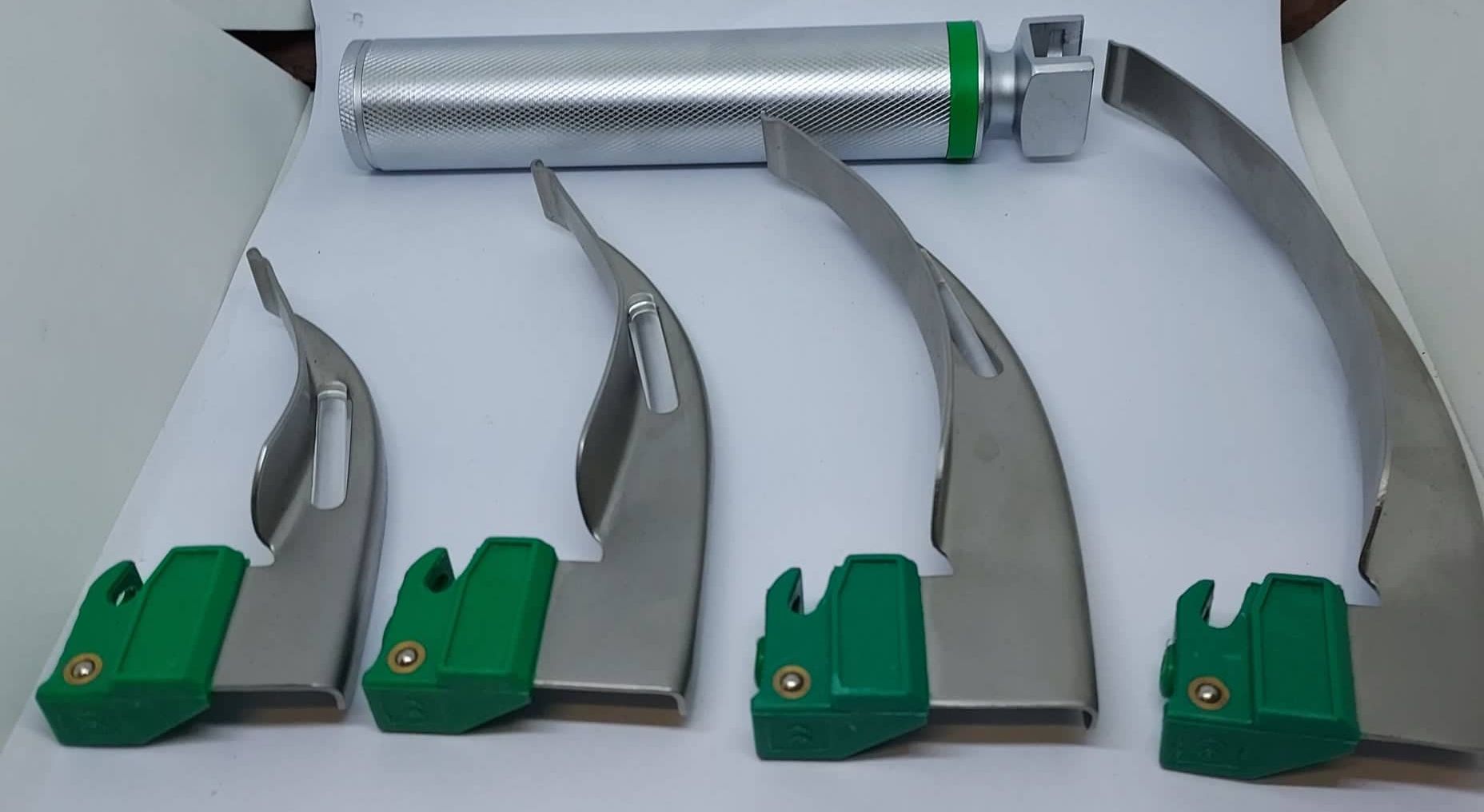 Laryngoscope Intubation Mac 1,2,3,4 Blades and 1 LED Medium Size Handle ...