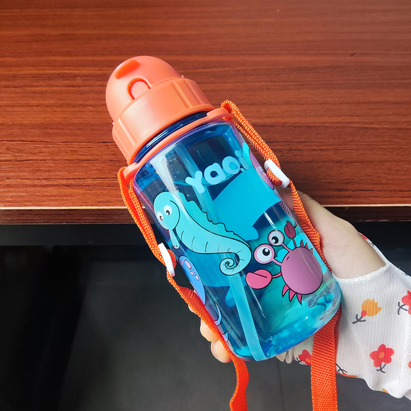 ขวดน้ำเด็กอนุบาล กระติกน้ำเด็ก กระบอกน้ำเด็ก พร้อมหลอดดูด และสายคล้องคอ 400ml - SunnyLife - ThaiPick