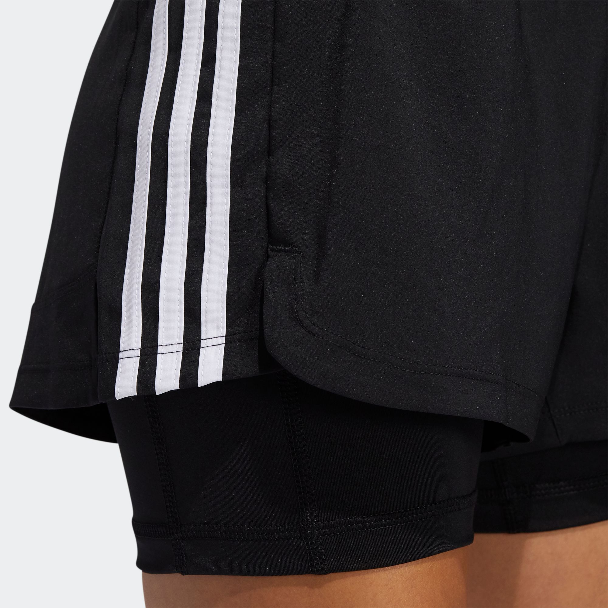 adidas TRAINING กางเกงผ้าทอขาสั้นดีไซน์ทูอินวัน Pacer 3-Stripes ผู้หญิง ...