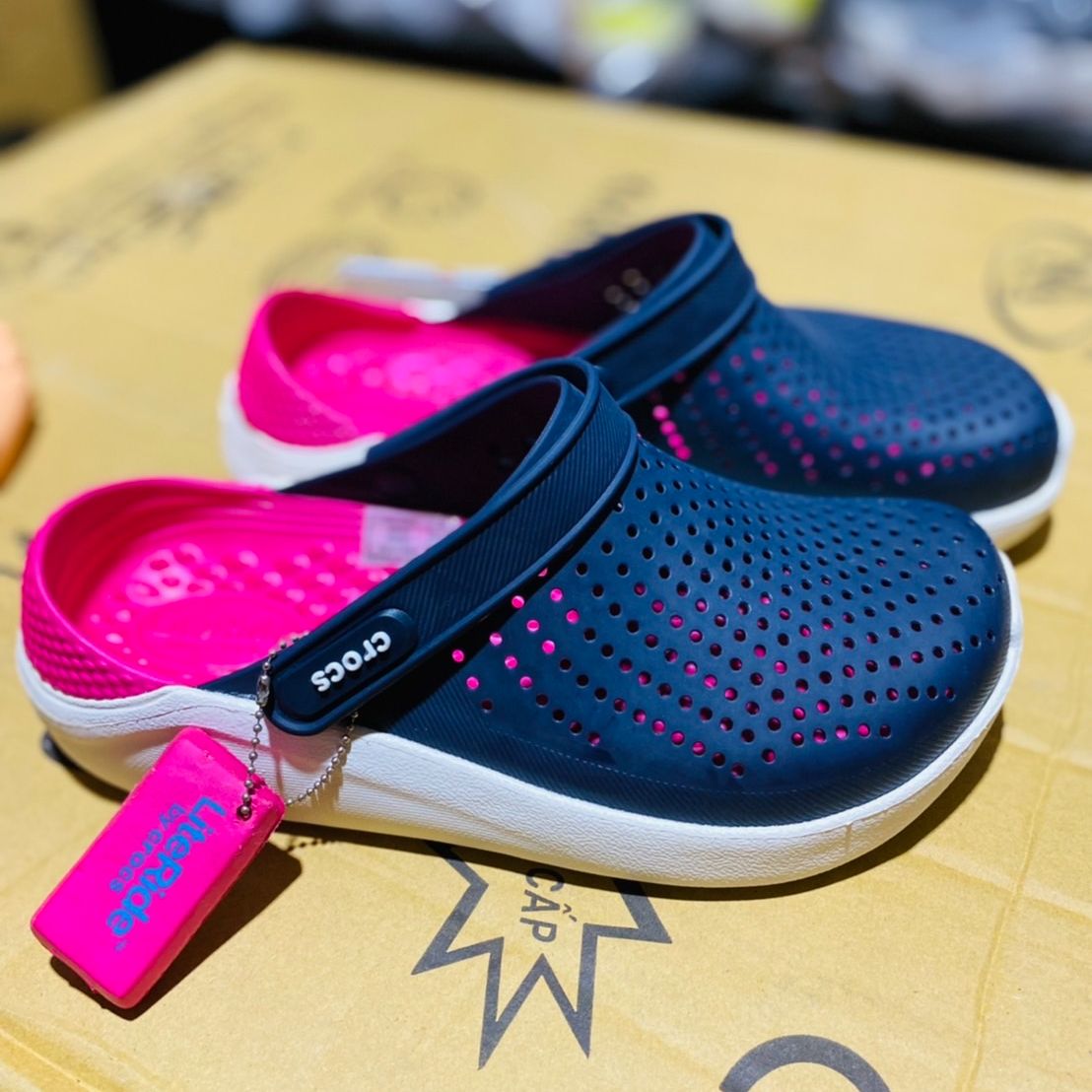 รองเท้า Crocs Lite Ride ผลิตจากยางอย่างดีนิ่มเบาไม่ลื่นใส่สะอาดเท้า ...