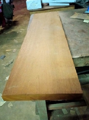 ไม้ลูกบันไดไม้ตะเคียนขนาด 3cm x 24.cm ชื่อไม้MERAWAN WOOD สีเหลืองขาว ...