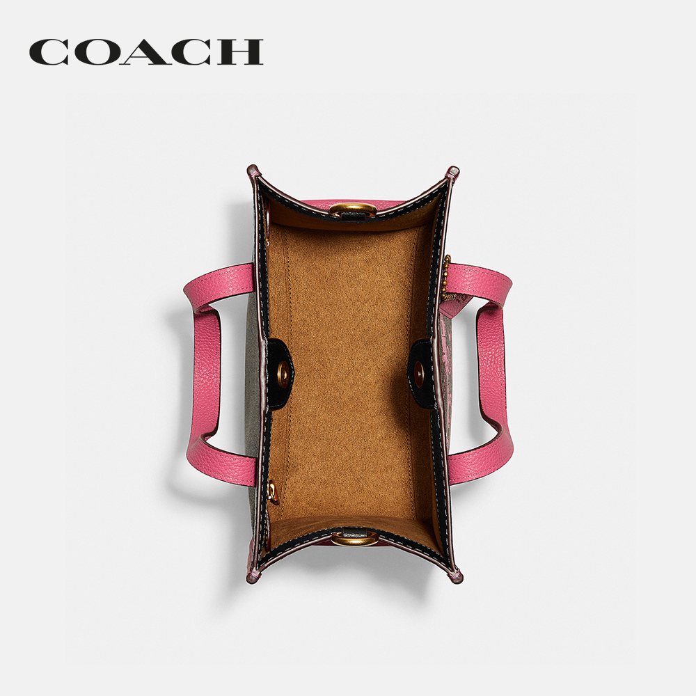 COACH กระเป๋าทรงสี่เหลี่ยมผู้หญิง รุ่น FIELD TOTE 22 WITH HORSE AND CARRIAGE PRINT AND CARRIAGE ...