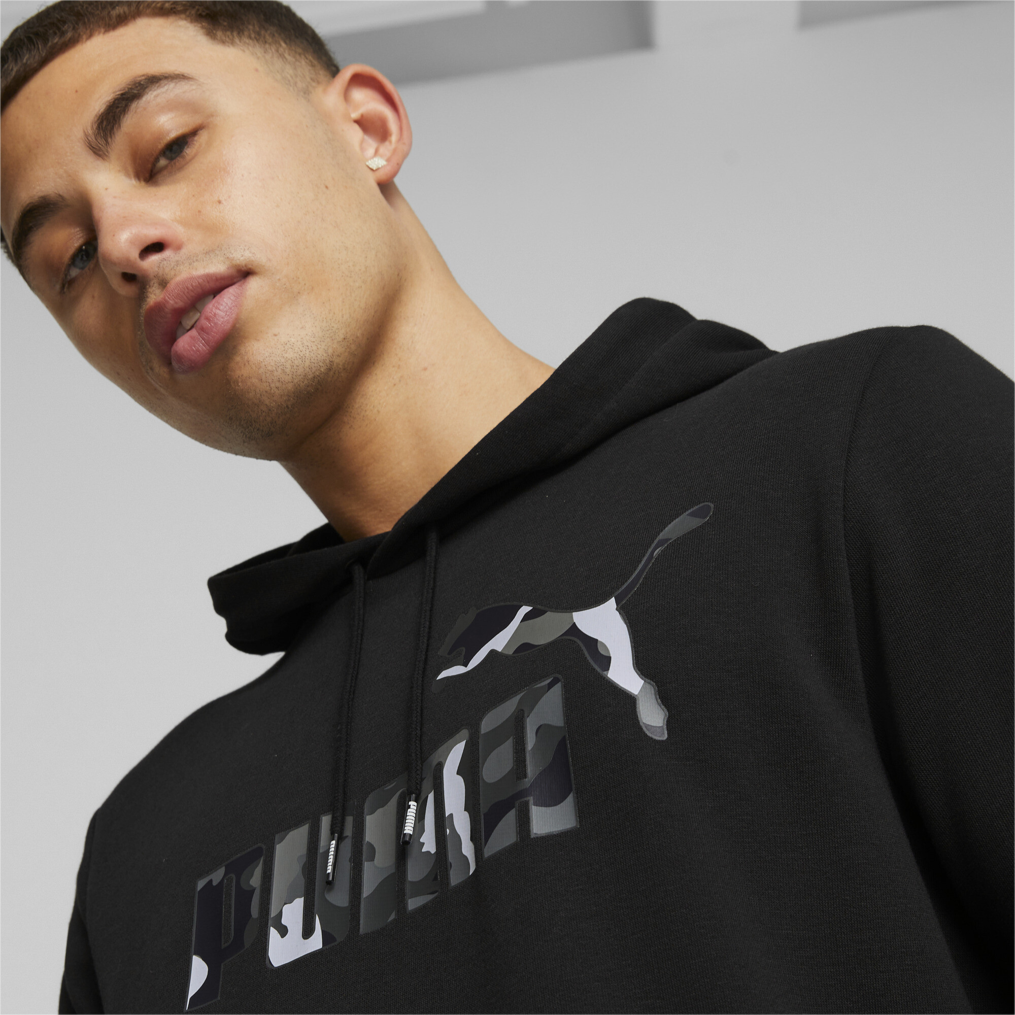 PUMA BASICS - เสื้อยืดกราฟิกผู้ชายมีฮู้ด ESS CAMO สีดำ - APP - 67594701 ...