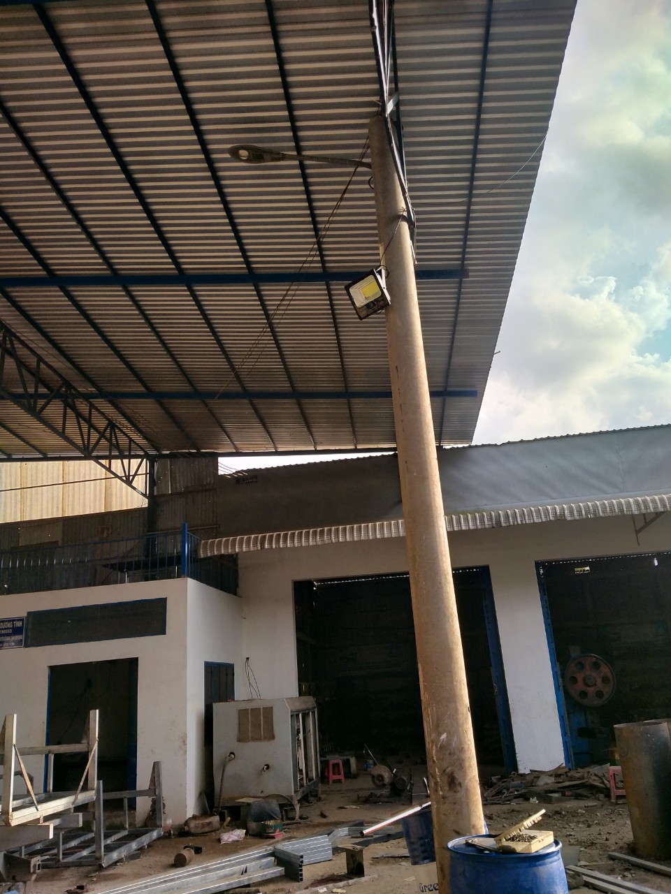 Đèn Pha Năng Lượng Mặt Trời Mayor Wolf 300W -Tấm Pin lớn 630*350*17 Cm ...