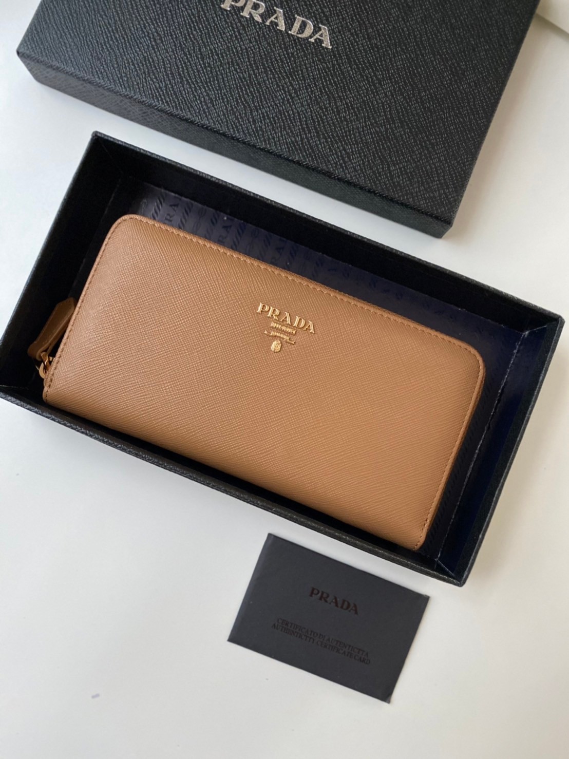 หนังแท้ Prada Long Wallet / Prada Wallet รุ่นที่รอคอย เข้าแล้วค้า กับ ...