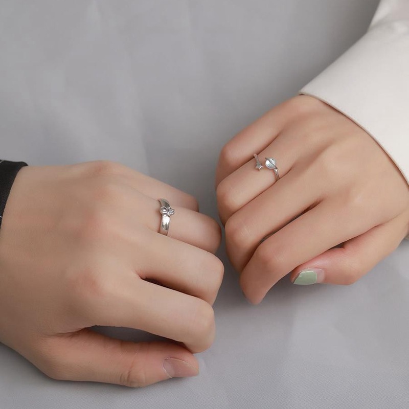 Happy Planet Couple's Ring A Pair of Female and Male Astronauts Niche ...