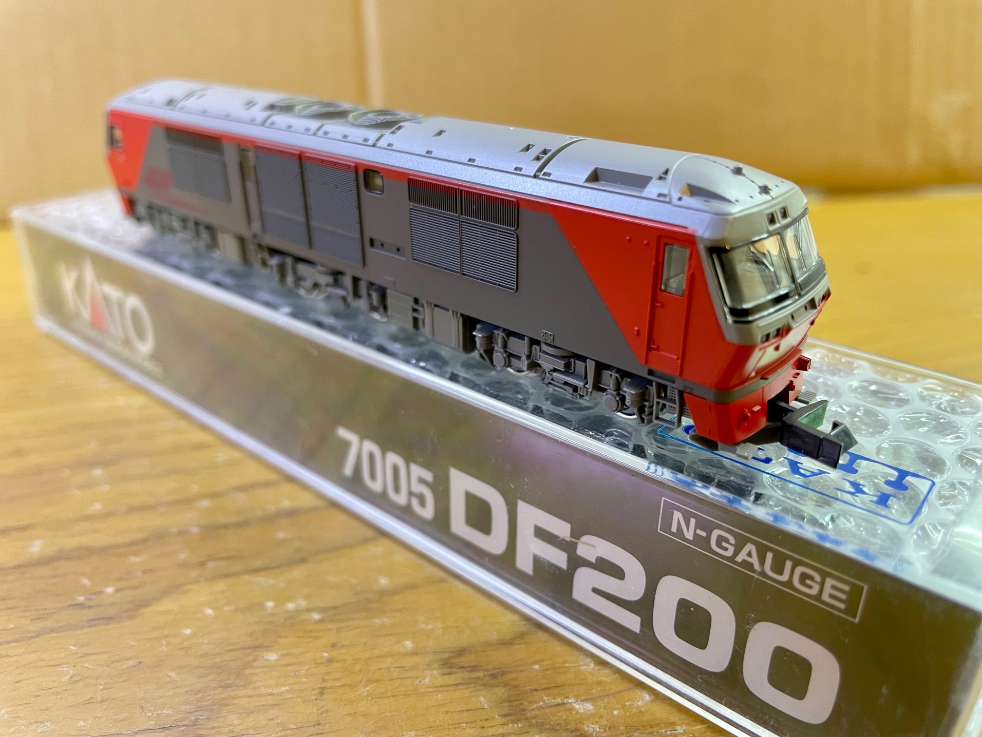 Preowned Kato Diesel Locomotive DF200-7005 RED BEAR fully tested as new ...