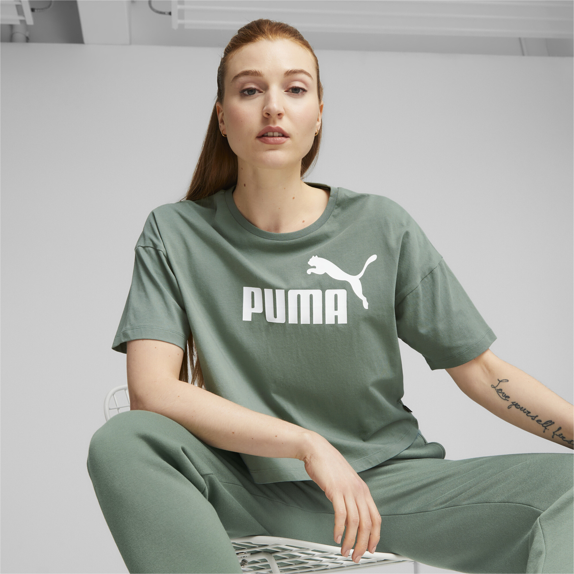 PUMA BASICS - เสื้อยืดผู้หญิง Essentials Logo Cropped สีเขียว - APP ...