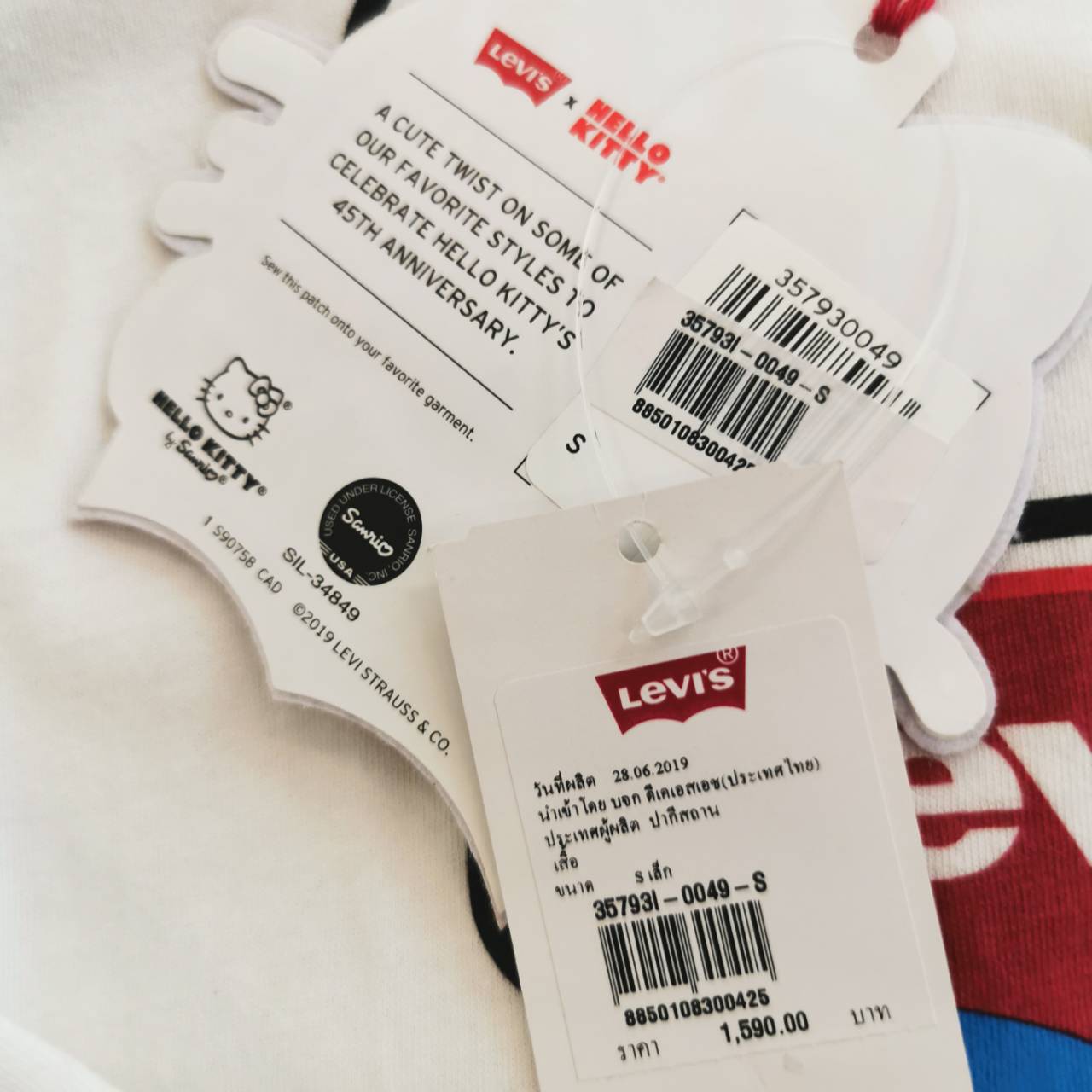 เสื้อยืด LEVI'S®️ X HELLO KITTY Perfect Ringer Graphic Tee Women T ...